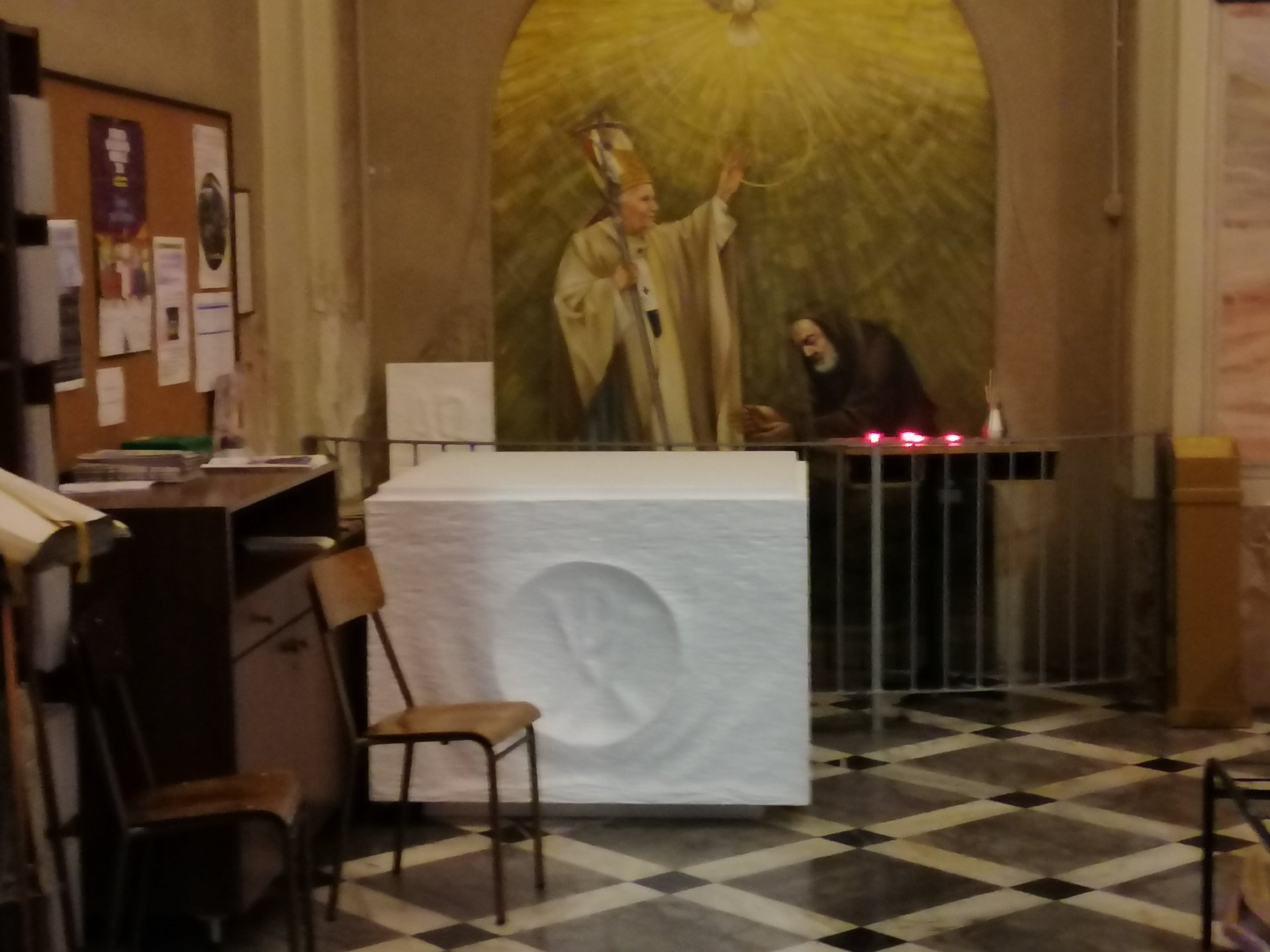 Burago, addio all'altare in polistirolo nella chiesa dei Santi Vito e ...