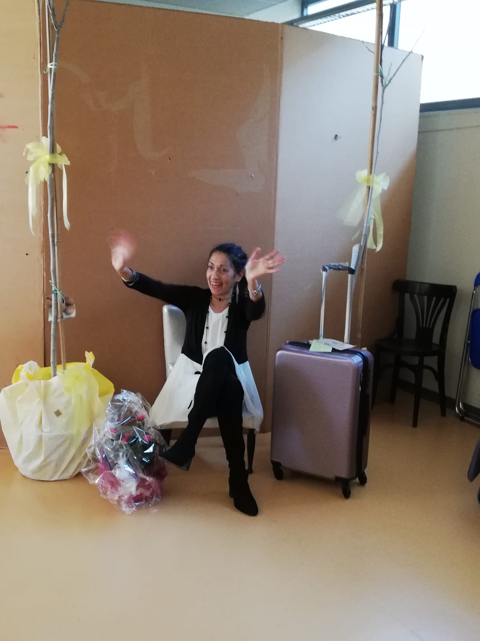 Storica educatrice del nido va in pensione e regala due alberi al suo ...