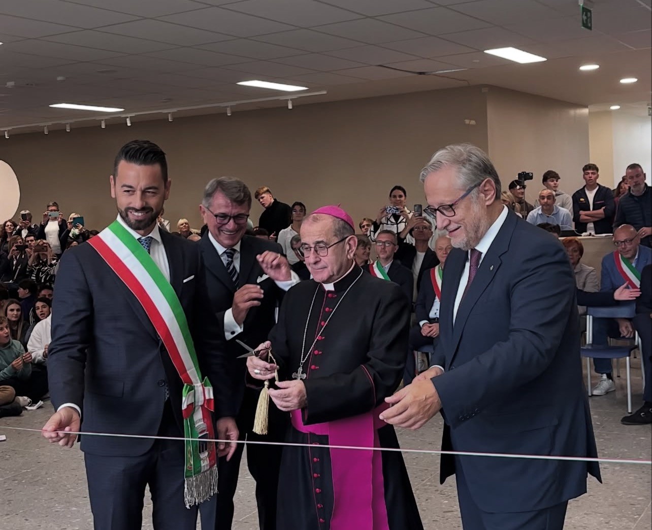L'Arcivescovo inaugura il nuovo liceo a Carate: "Di fronte alle sfide ...